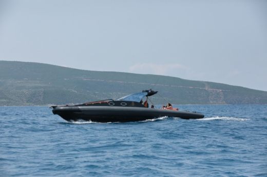 Charter Rib Unlimited Explorer 36 RIB (2008) in Volos Port - Click&Boat