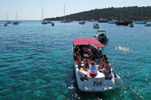 Charter Enzo 35 Motorboat (2010) in Bol - Click&Boat