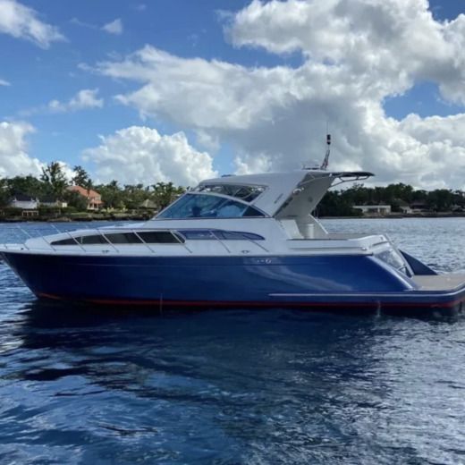 Charter Chris Craft 43 Motorboat (2020) in La Romana - Click&Boat