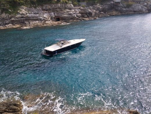 Charter Baia 40 Motorboat (1990) in Sorrento - Click&Boat