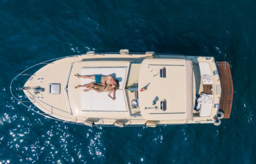 Charter Chris Craft Commander 31 Motorboat (1972) in Amalfi - Click&Boat