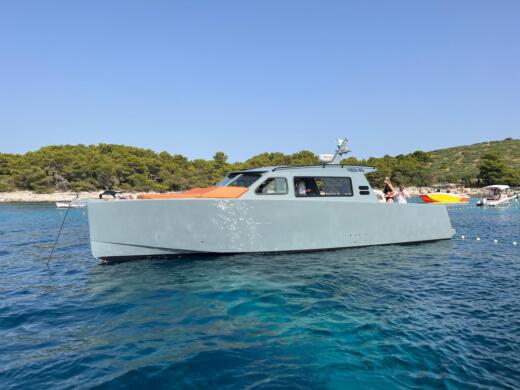 Rent Colnago 45 Colnago 45 Cabin Motorboat (2022) in Hvar - Click&Boat