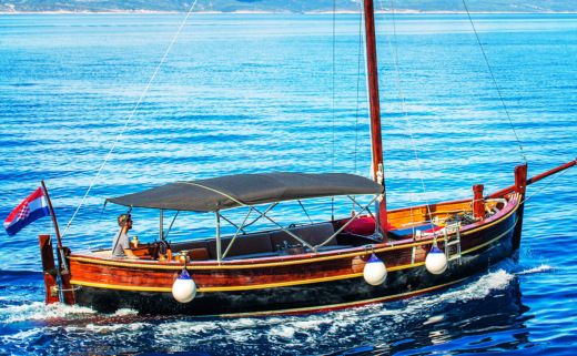 Charter Oldtimer Laut Motorboat (2019) in Brela - Click&Boat