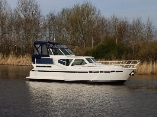 Charter Pedro Solano 33 Houseboat (2020) in Grou - Click&Boat