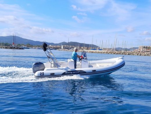 Location Semi-rigide Capelli Capelli Tempest 630 (2021) à Grimaud ...