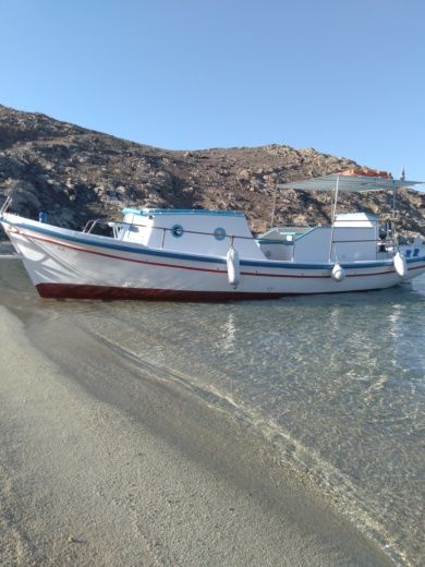 Charter Traditional Kaiki Motorboat (1998) in Mykonos - Click&Boat