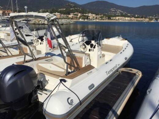 Location Semi-rigide Capelli Capelli Tempest 700 (2020) à Porto-Vecchio ...