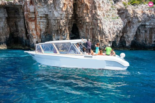 Charter Enzo 35 Motorboat (2019) in Milna - Click&Boat