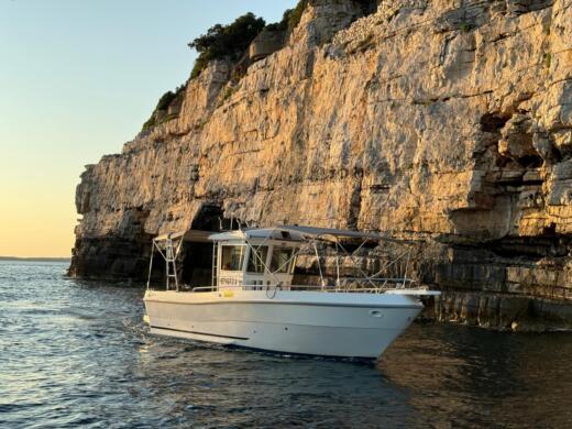 Charter Triakis C30 Motorboat (2006) in Pula - Click&Boat