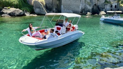 Charter Bow Rider Q20 Boat without licence (2024) in Sorrento - Click&Boat
