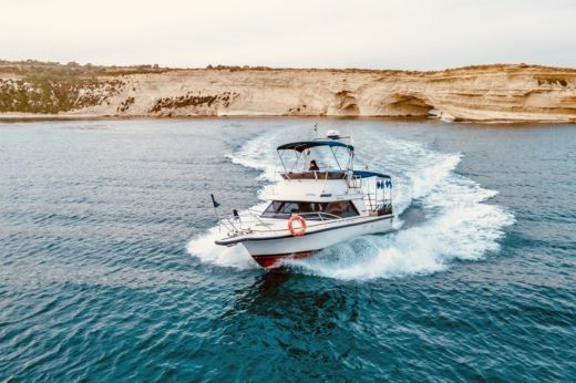 Charter Phoenix 29 Sfx Convertible Motorboat (1991) in Kalkara - Click&Boat