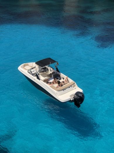 Charter Bayliner Vr6 Motorboat (2017) in Menorca - Click&Boat