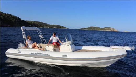 Location Semi-rigide Capelli Capelli Tempest 775 (2017) à Hyères ...