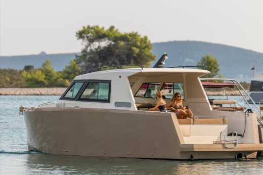 Rent Aliskaf 37 Motorboat (2020) in Split - Click&Boat