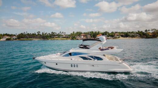 Charter Azimut Azimut 55 Motorboat (2022) in La Romana - Click&Boat