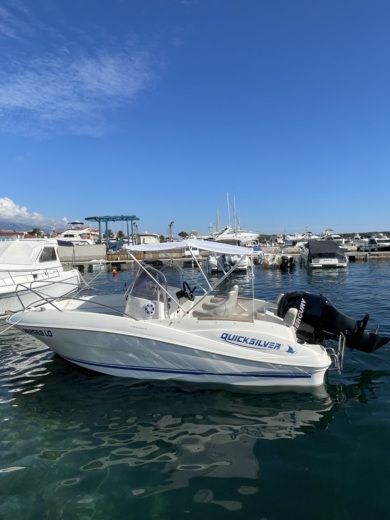 Charter Quicksilver 555 Commander Motorboat (2010) in Rab - Click&Boat