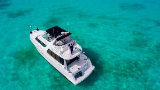 Charter Carver 55 Motorboat (2010) in Cancún - Click&Boat