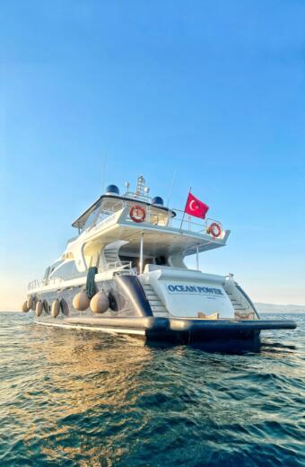 Charter Azimut Azimut 95 Motor yacht (2022) in Göcek - Click&Boat