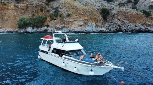 Charter Hatteras 47 Motorboat (2000) in Georgioupoli - Click&Boat