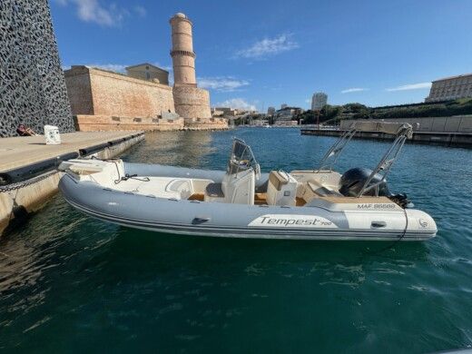 Location Semi-rigide Capelli Tempest 700 (2020) à Marseille - Click&Boat