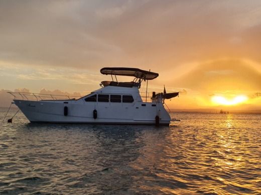 Rent Bruce Roberts Trawler Motorboat (2005) in Salvador - Click&Boat