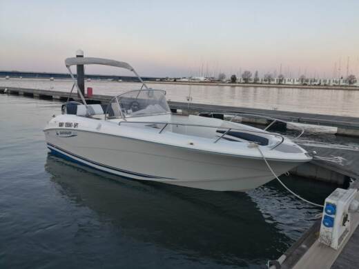 Charter Quicksilver Commander Motorboat (2005) in Portimão - Click&Boat