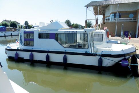 Charter Low Cost Espade 850 Fly Houseboat (1989) in Carnon - Click&Boat