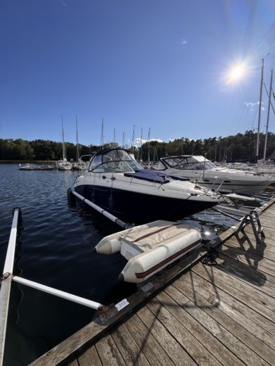 Hyr Motorbåt Sea Ray Sundancer 300 (2005) i Täby - Click&Boat