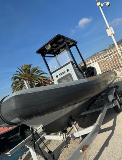 Rent Valiant Patrol 650 Motorboat (2015) in Marseille - Click&Boat