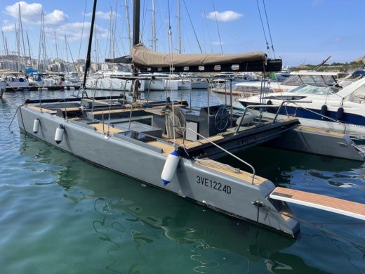 Charter F40 Fontaine Pajot F40 Catamaran (2000) in Malta - Click&Boat