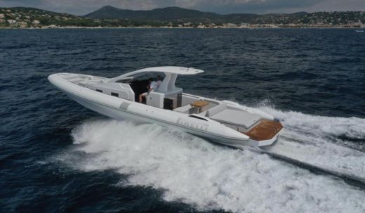 Location Semi-rigide Pirelli Walkarounds 42 (2023) à Porto Cervo ...