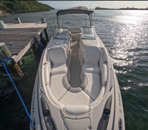 Charter Monterey 298 Ss Motorboat (2001) in Nassau - Click&Boat