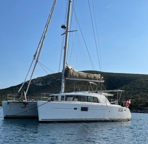 Charter Jeanneau Lagoon 44 Catamaran (2023) in Setubal - Click&Boat