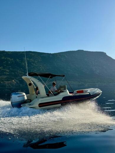 Alquiler Neumática Mostro Rib Family 550 (2021) en Latsi - Click&Boat