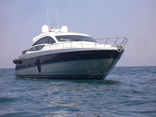 Charter Pershing Pershing 64 Motor yacht (2010) in Portimão - Click&Boat
