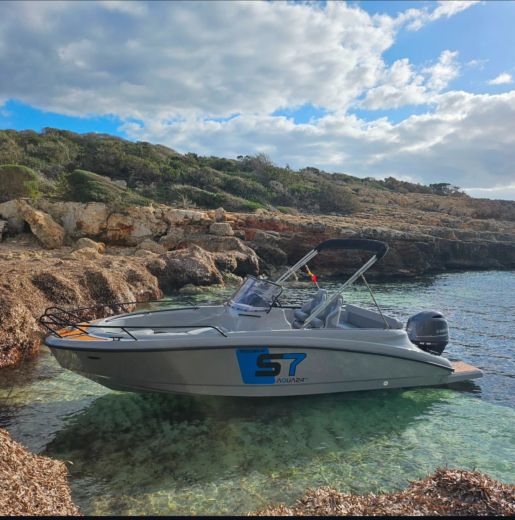 Charter Aqua 24 S7 Exclusive Motorboat (2025) in La Herradura - Click&Boat