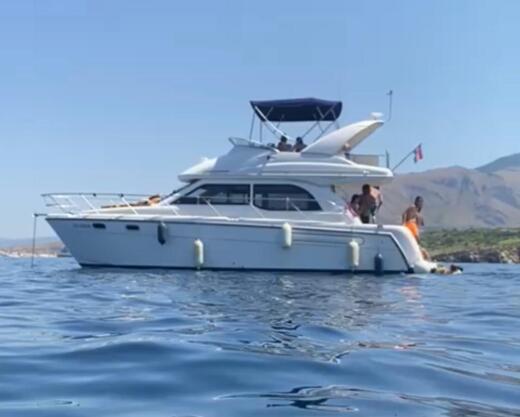 Rent Bayliner 34 Fly Motorboat (2004) in Taormina - Click&Boat