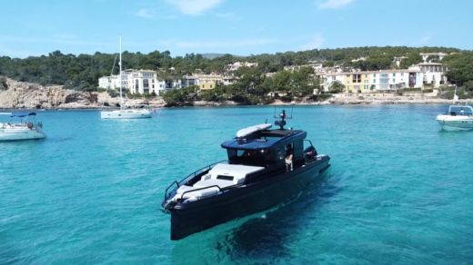 Ibiza: Czarteruj Łódź motorowa Axopar Brabus Shadow 900 Cross Cabin ...