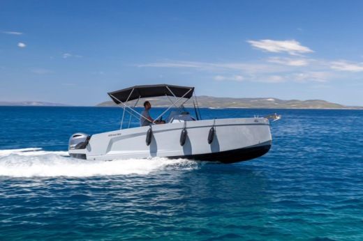 Charter Moonday Matrix 655 Motorboat (2022) in Makarska - Click&Boat